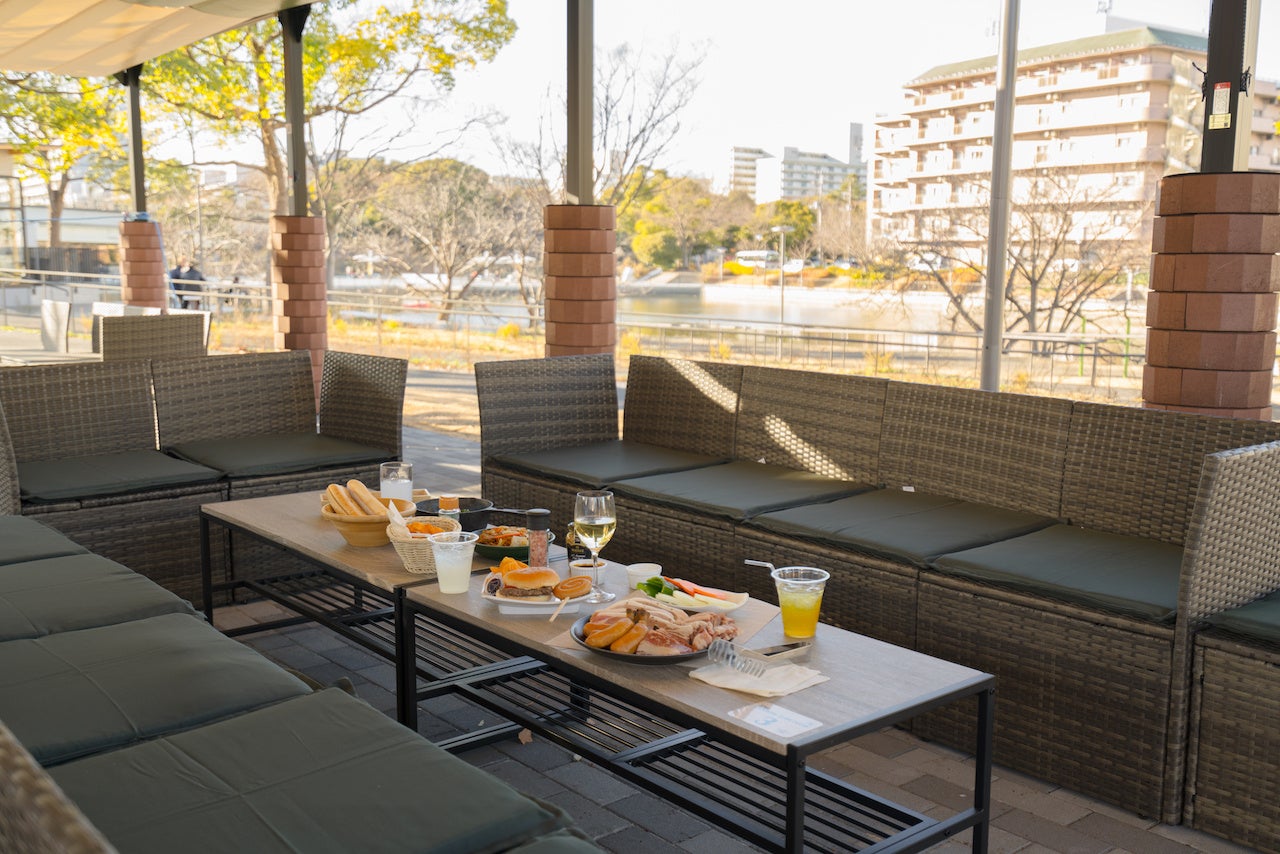 リバーサイドで自然を感じながら手ぶらでBBQが楽しめる！『THE RIVERSIDE BBQ NISHIKASAI』2025年3月15日(土)新左近川親水公園内にグランドオープン!! | グルメプレス