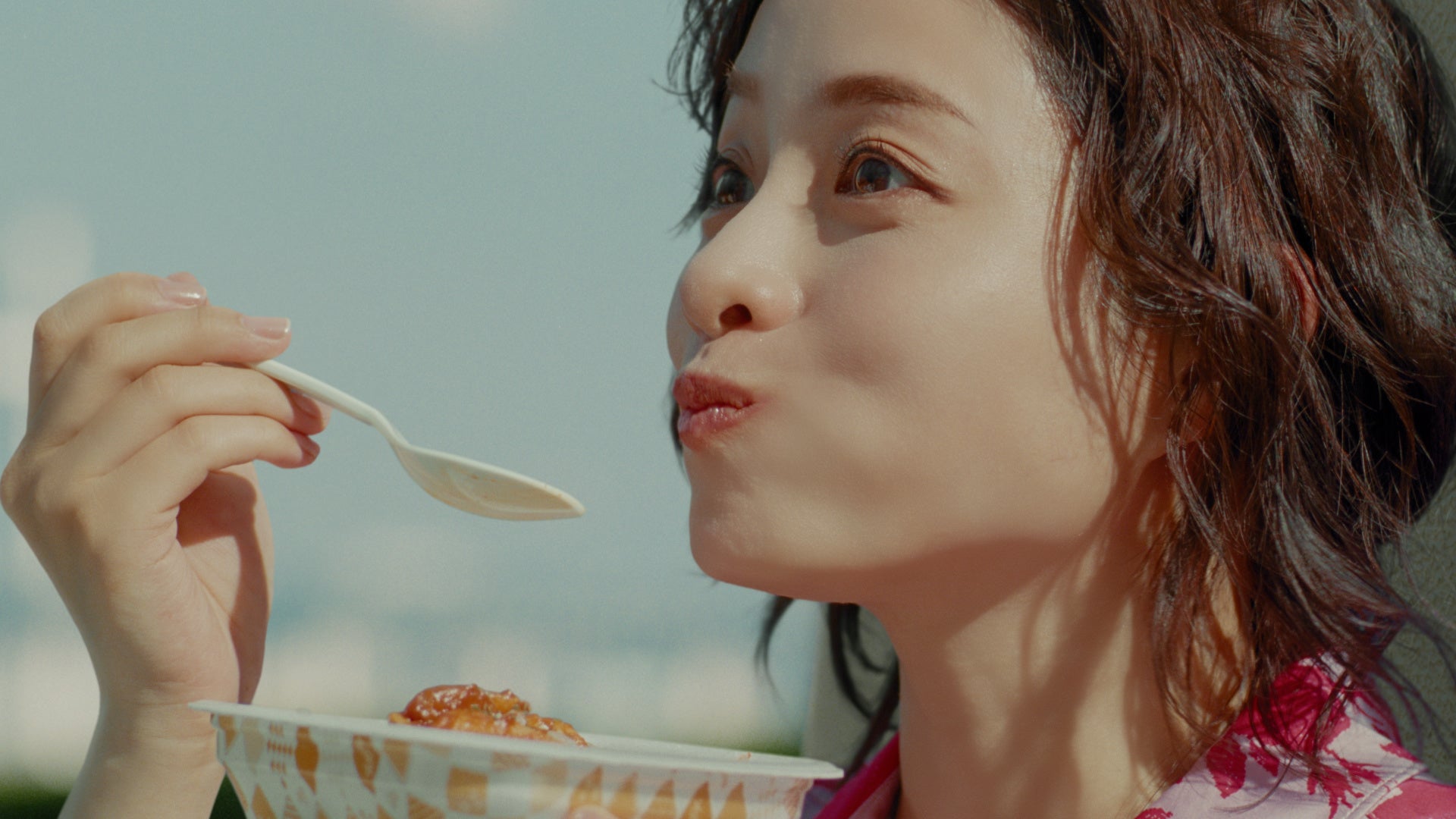 【すき家】“ナポ牛”との素敵な出会い♪石原さとみさんが「ナポリタン牛丼」を堪能する新TVCM「ナポ牛」篇を4月25日（金）よりオンエア | グルメプレス